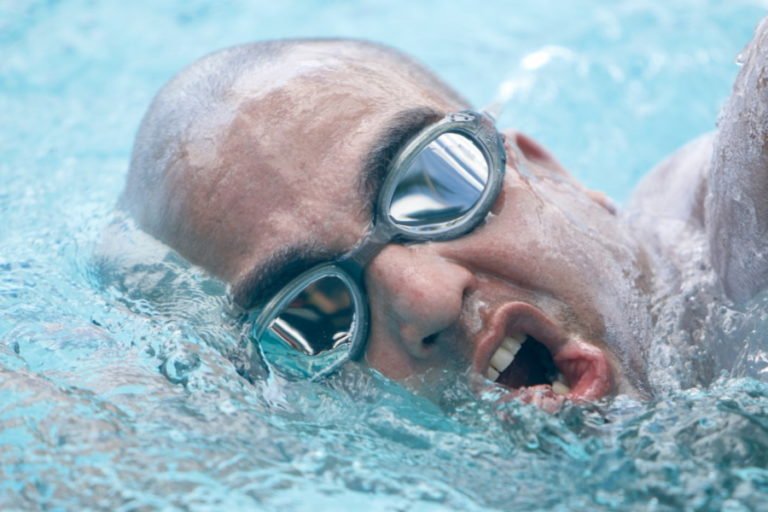 A mitad de camino y con buena estámina el ultranadador Joel Matos ...